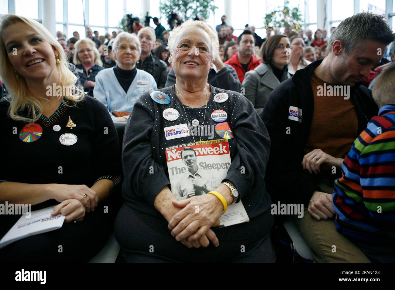 Leslie Pomerantz, of Des Moines, Iowa, center, listens to Democratic ...