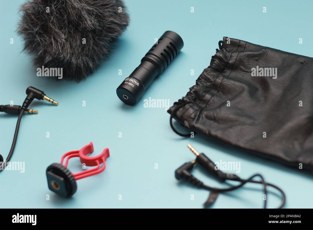 Filming on mobile device hi-res stock photography and images - Alamy
