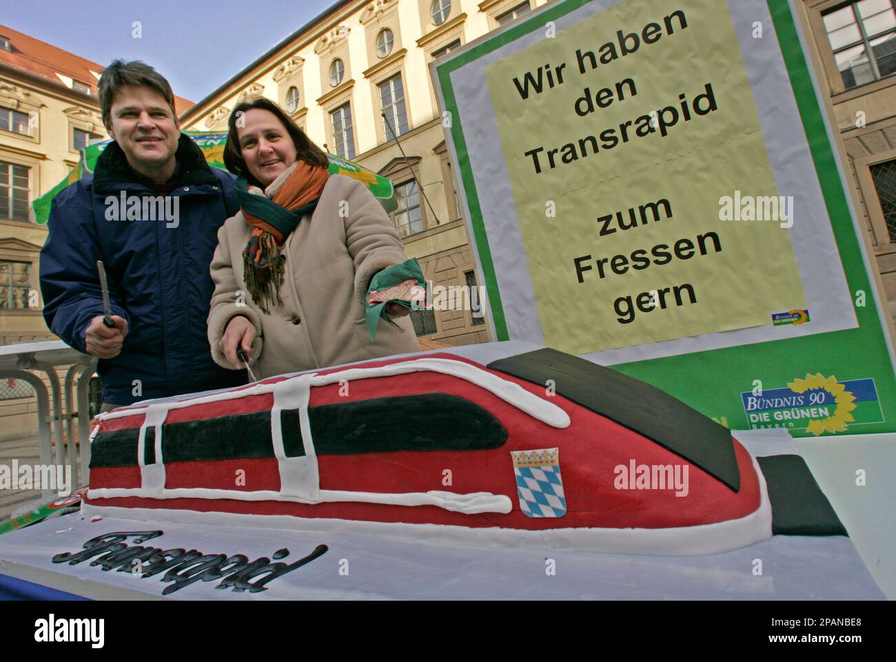 Theresa Schopper, Landesvorsitzende der bayerischen Gruenen, rechts ...