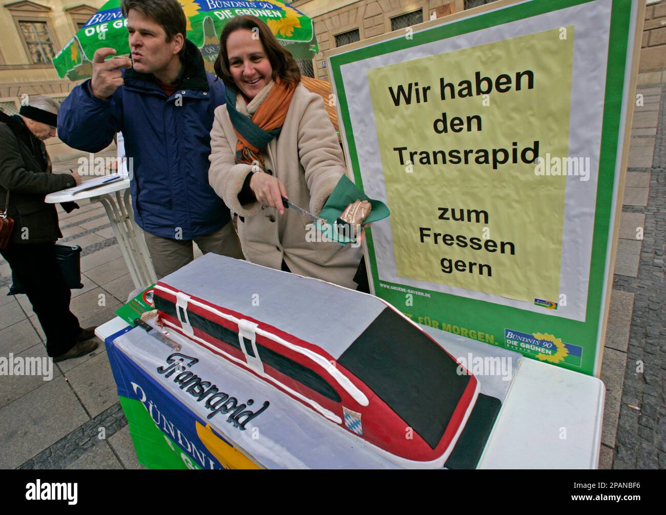 Theresa Schopper, Landesvorsitzende der bayerischen Gruenen, rechts ...