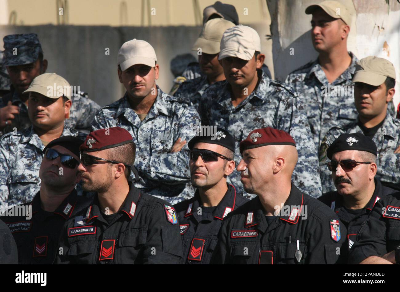 Iraqi National Police and Italian Carabineri watch police cadets ...
