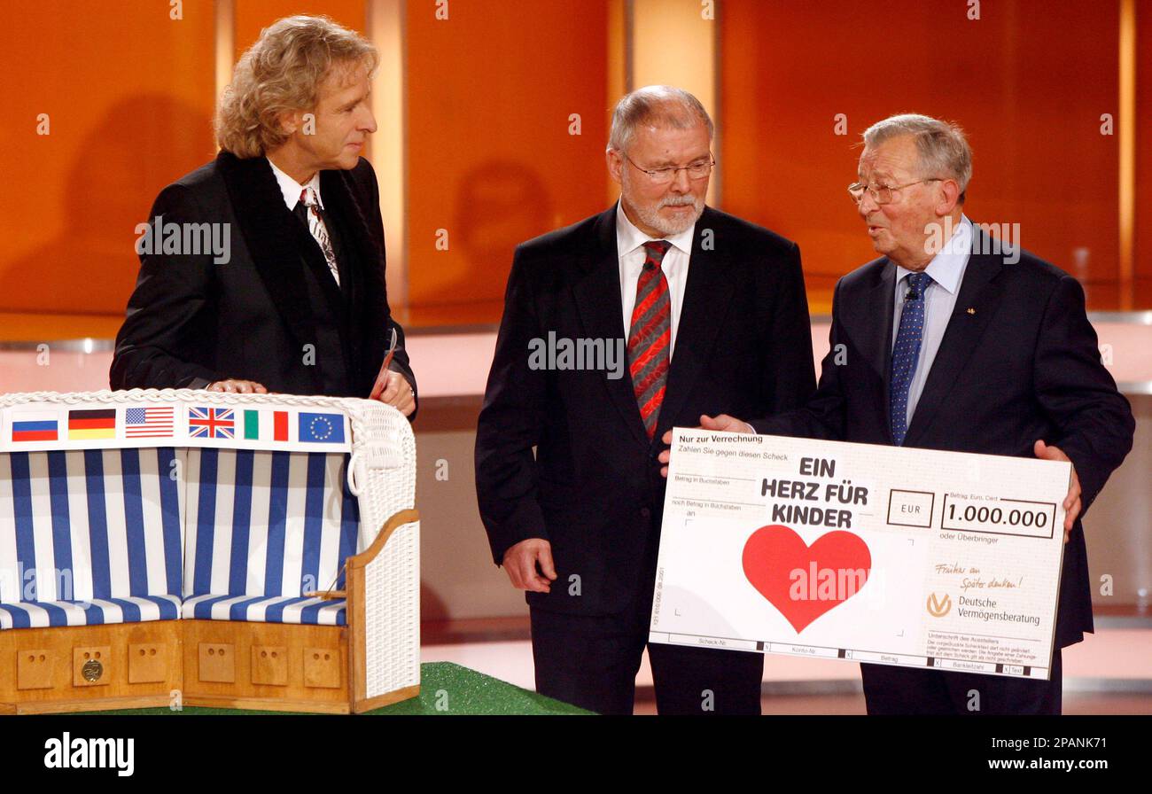 Moderator Thomas Gottschalk, links, unterhaelt sich am Samstag, 15. Dez. 2007, waehrend der TV ...