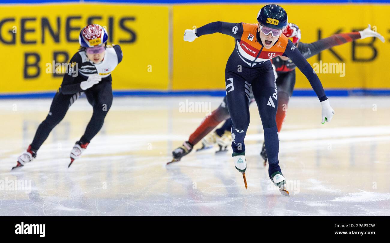 SEOUL - Xandra Velzeboer in action in the final 1,000 meters during the ...