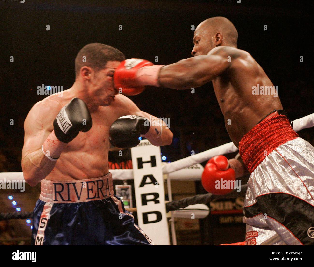 ** FOR USE WITH YEAR END AS DESIRED--FILE ** Travis Simms, right, lands a blow on Jose Antonio ...