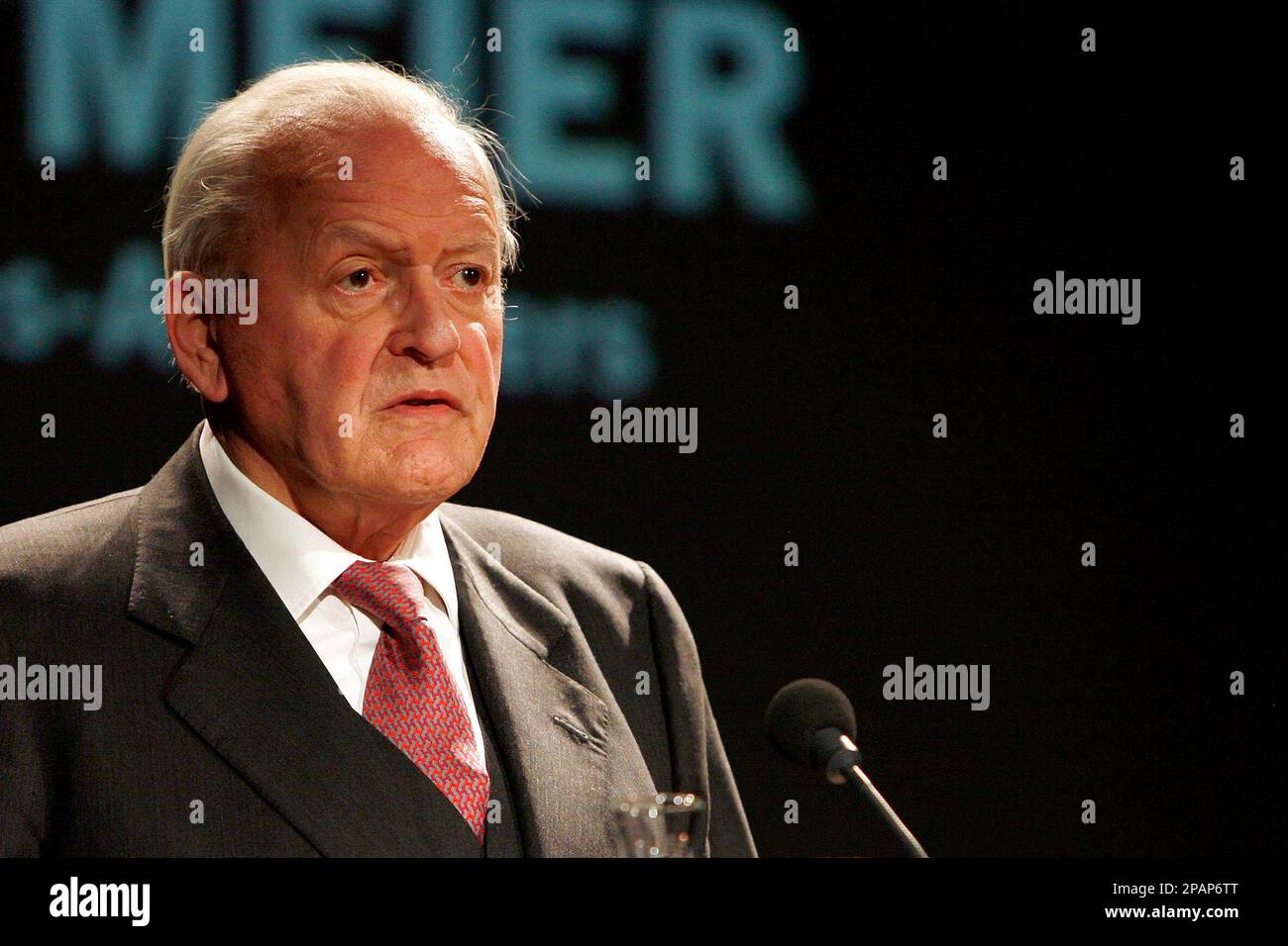 Der ehemalige deutsche Bundespraesident Roman Herzog praesentiert seine ...