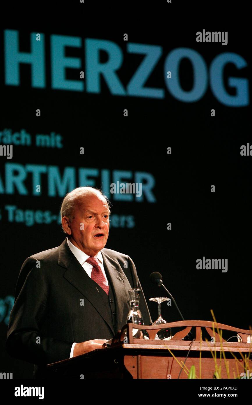 Der ehemalige deutsche Bundespraesident Roman Herzog praesentiert seine ...