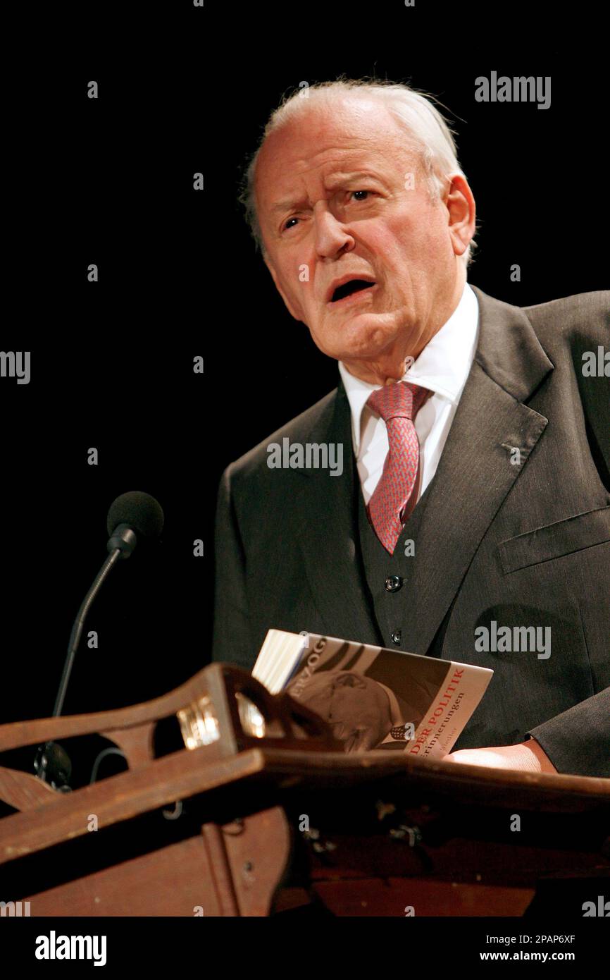 Der ehemalige deutsche Bundespraesident Roman Herzog praesentiert seine ...