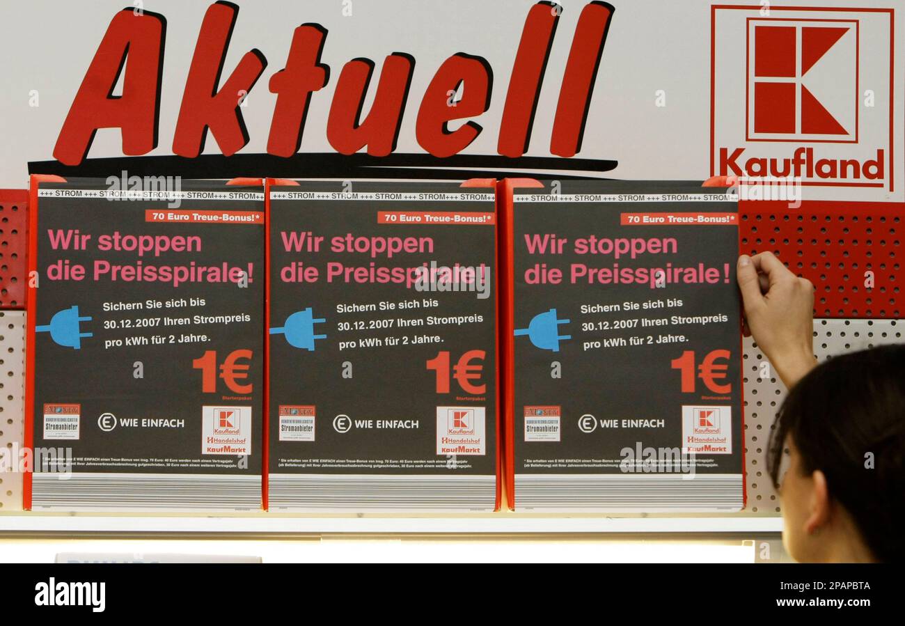 Eine Mitarbeiterin der Supermarktkette Kaufland richtet am Montag, 10.Dezember 2007, in einer ...