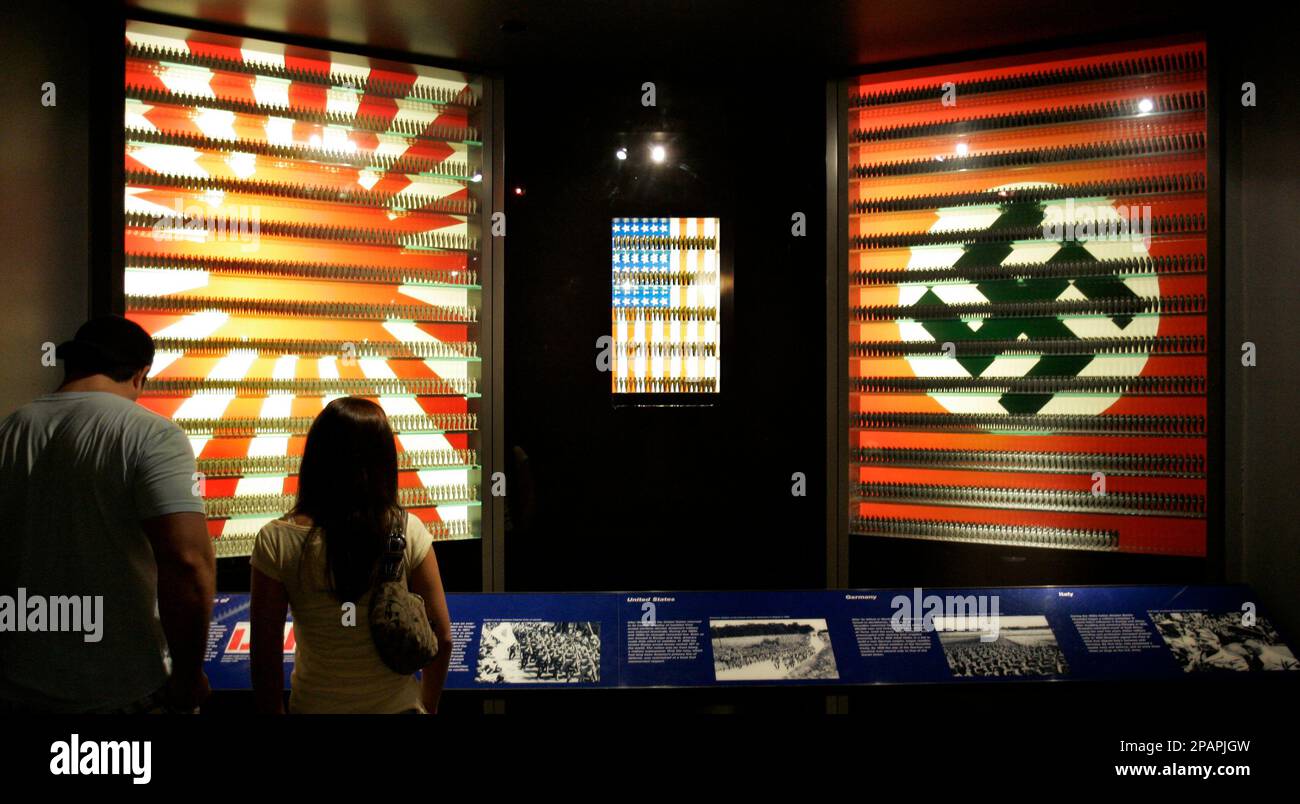 Erik Cribbs left, and Christina Kinyon from Tampa, Fla., look at the ...