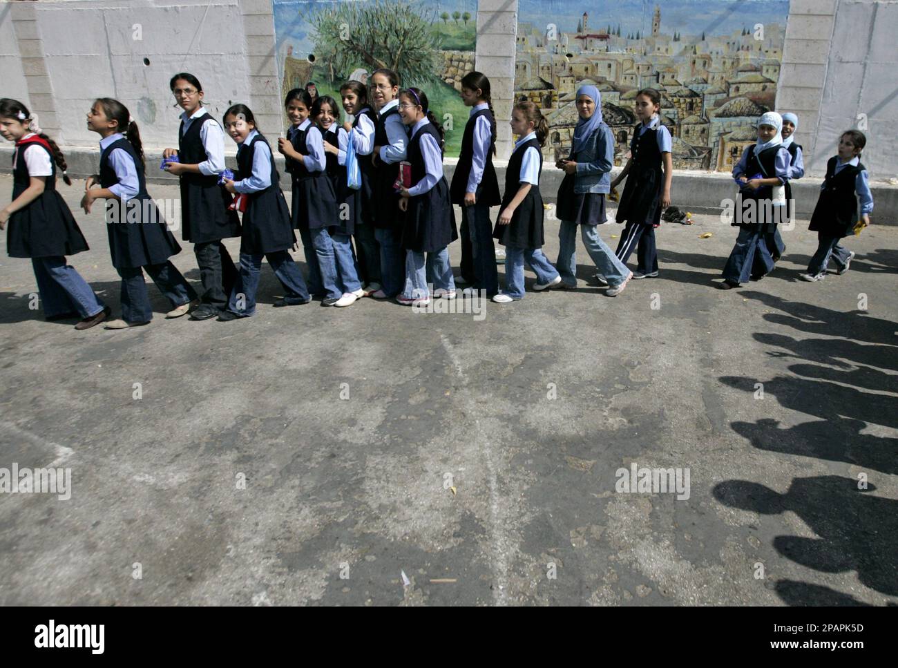 ** FOR STORY SLUGGED ISRAEL NEGLECTED SCHOOLS ** Arab students line-up ...