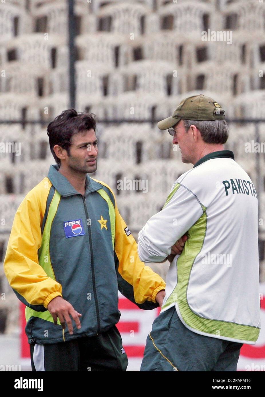 Pakistani cricket team captain Shoaib Malik, left, talks to coach Geoff ...