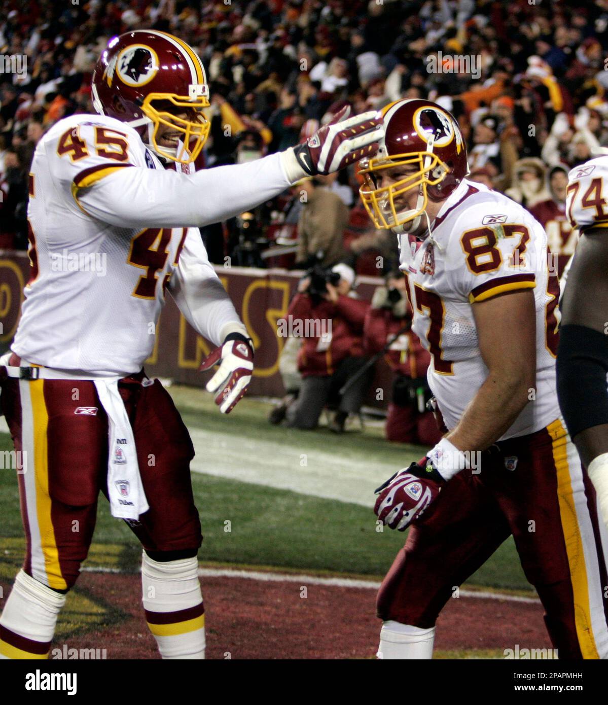 Washington Redskins fullback Mike Sellers , left, celebrates after Todd ...