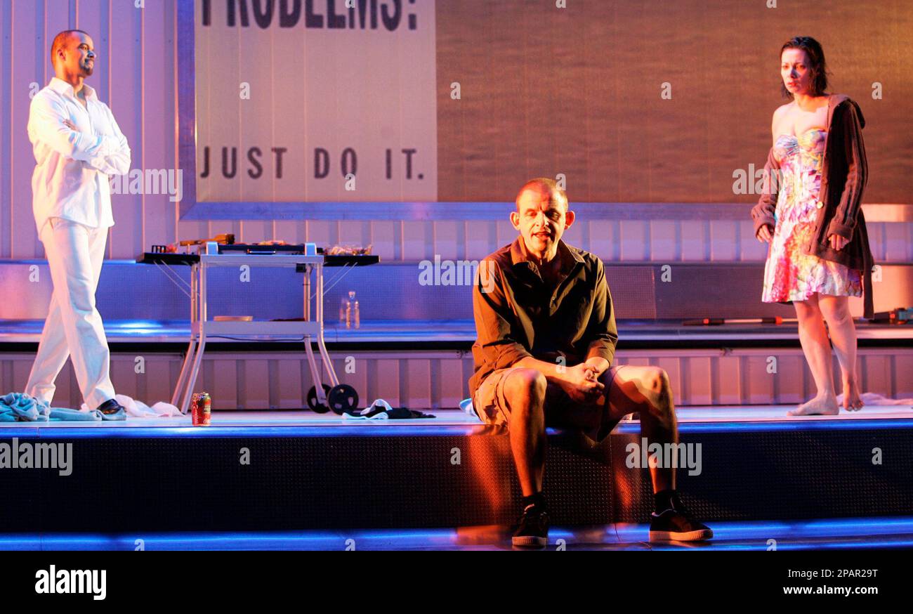 Nikolaus Onkonkwo in der Rolle des Cody, Dominique Horwitz als Der Mann ...