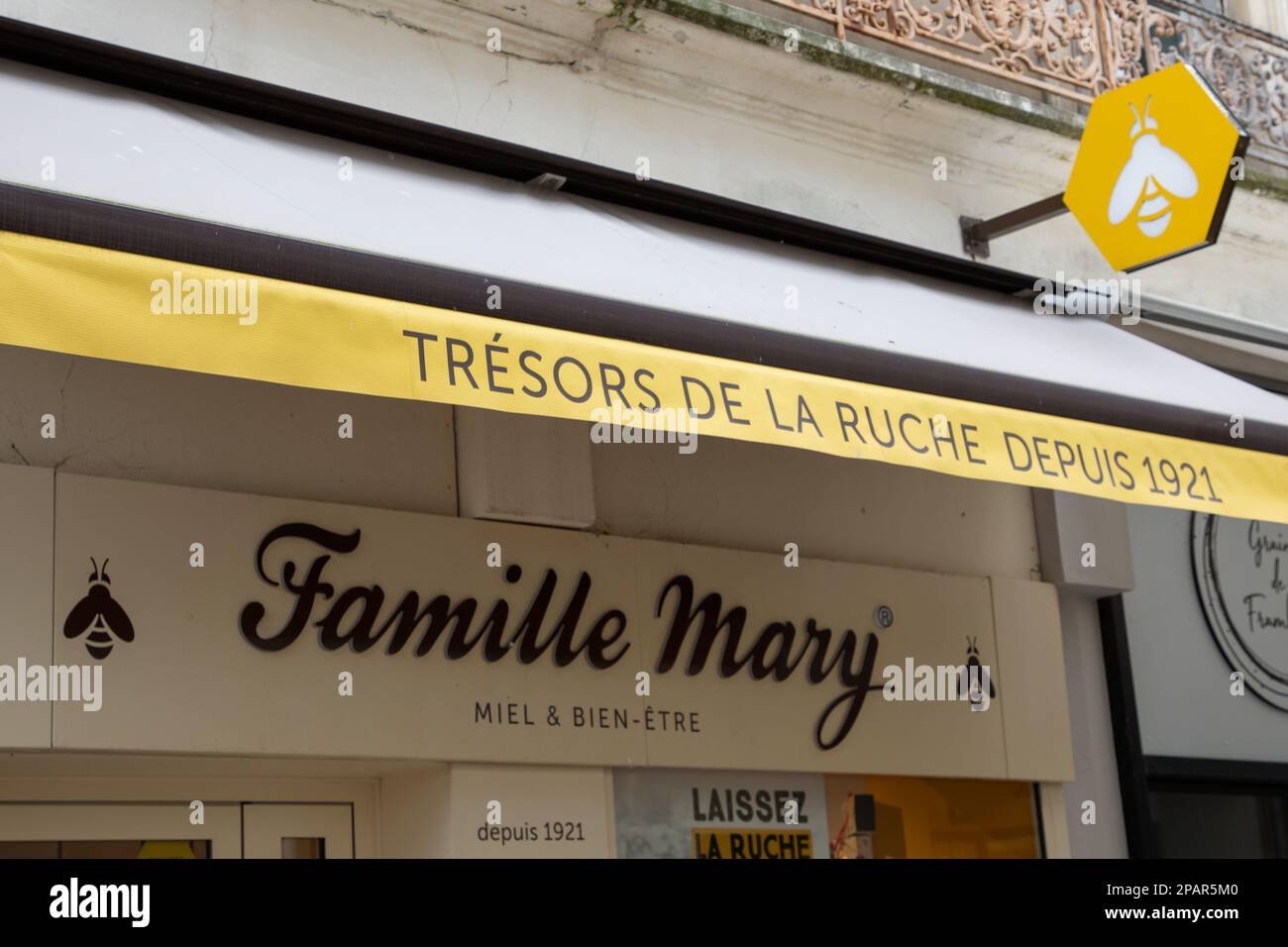 Bordeaux , Aquitaine France - 03 05 2023 : Famille Mary logo text store ...