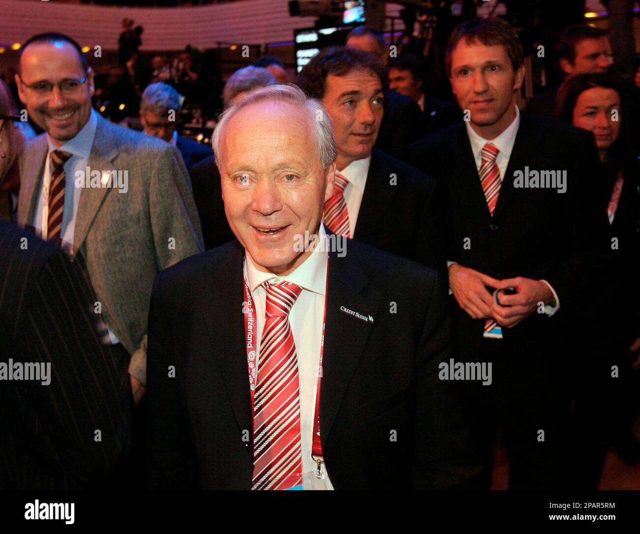 Der Schweizer Nati-Coach Jakob "Koebi" Kuhn, links, auf dem Weg zur ...