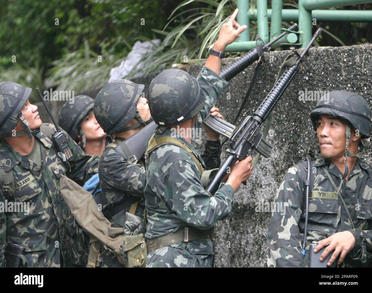 Philippine Marines take positions as fellow marines (unseen) storm the ...