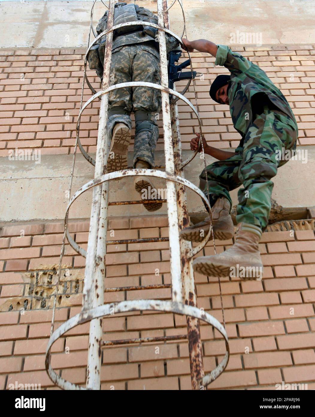 An Iraqi soldier and U.S. soldier from the 3rd Brigade combat team of ...
