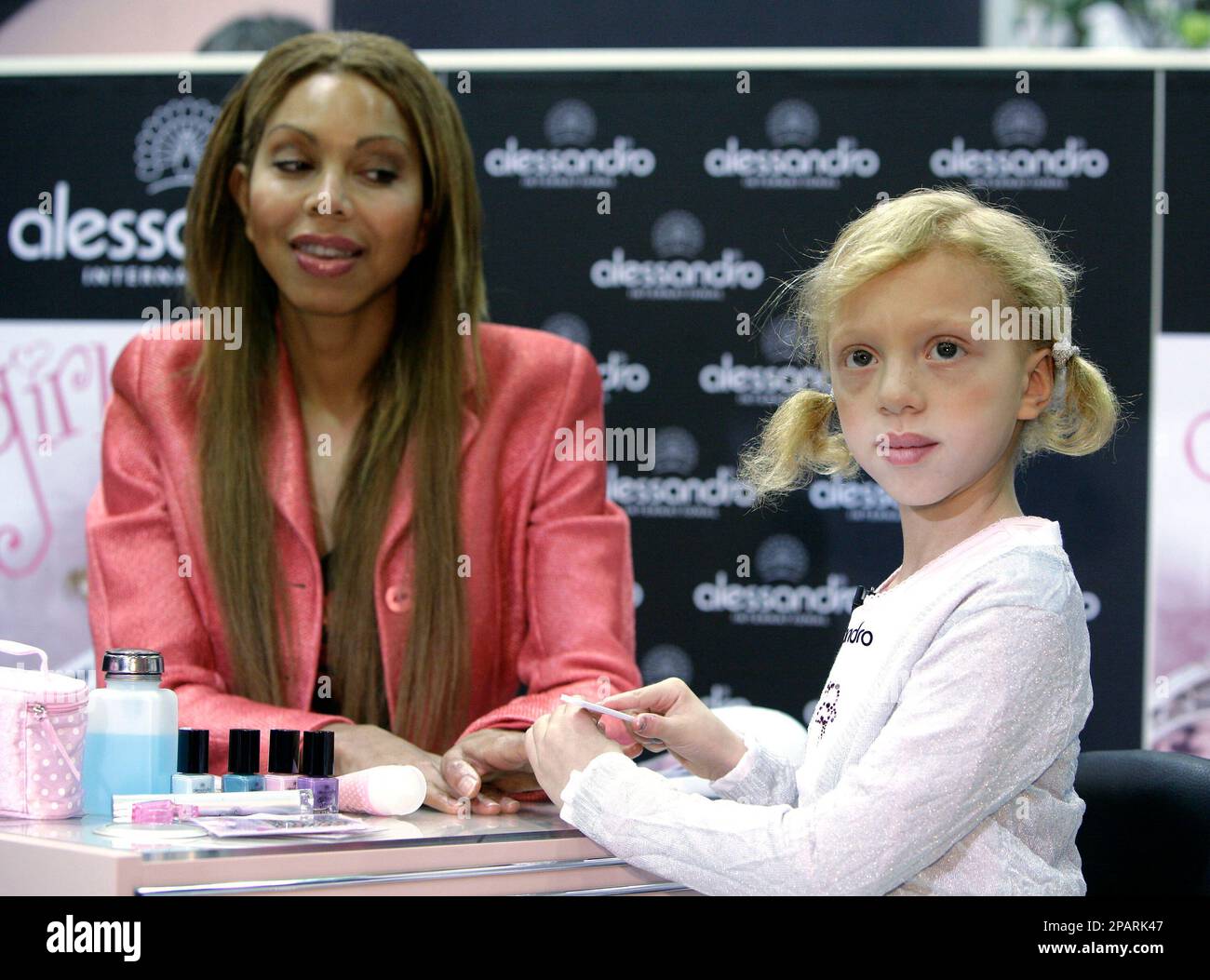 ** ARCHIV ** Anna Ermakova, rechts, und ihre Mutter Angela, links, am ...