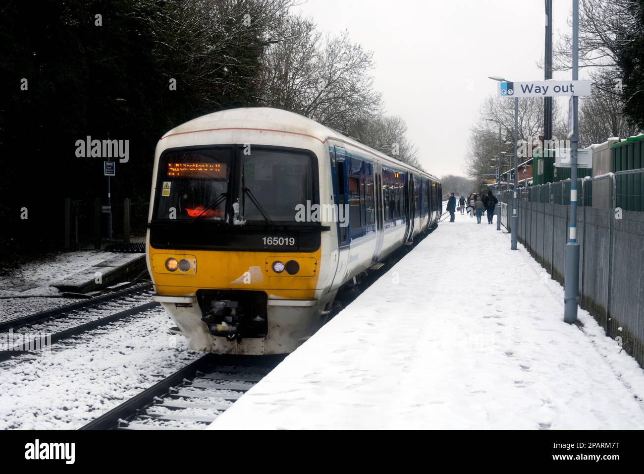 Chiltern Railways class 165 diesel train at Warwick station ...