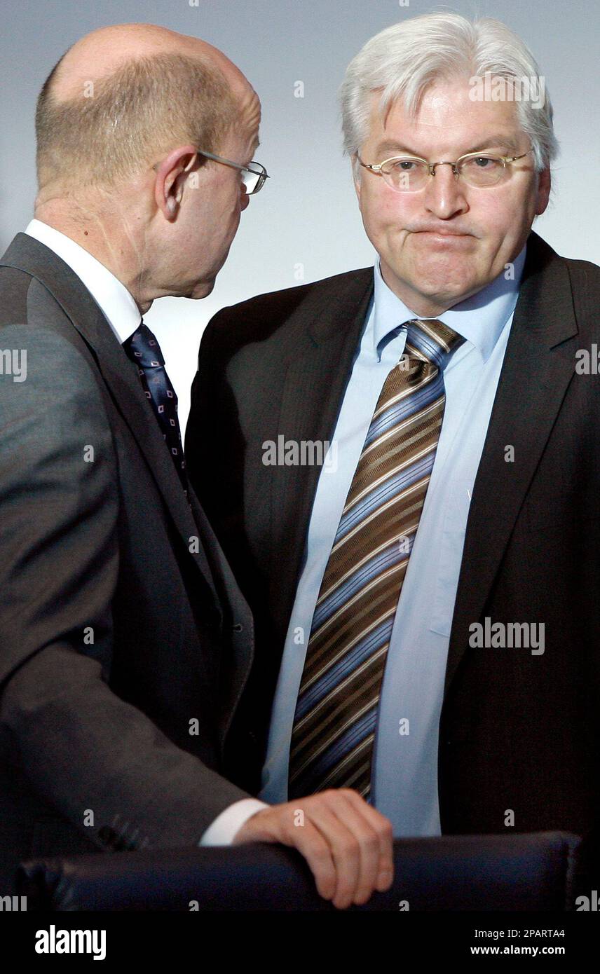 Der stellvertretende Regierungssprecher Thomas Steg, links, und ...