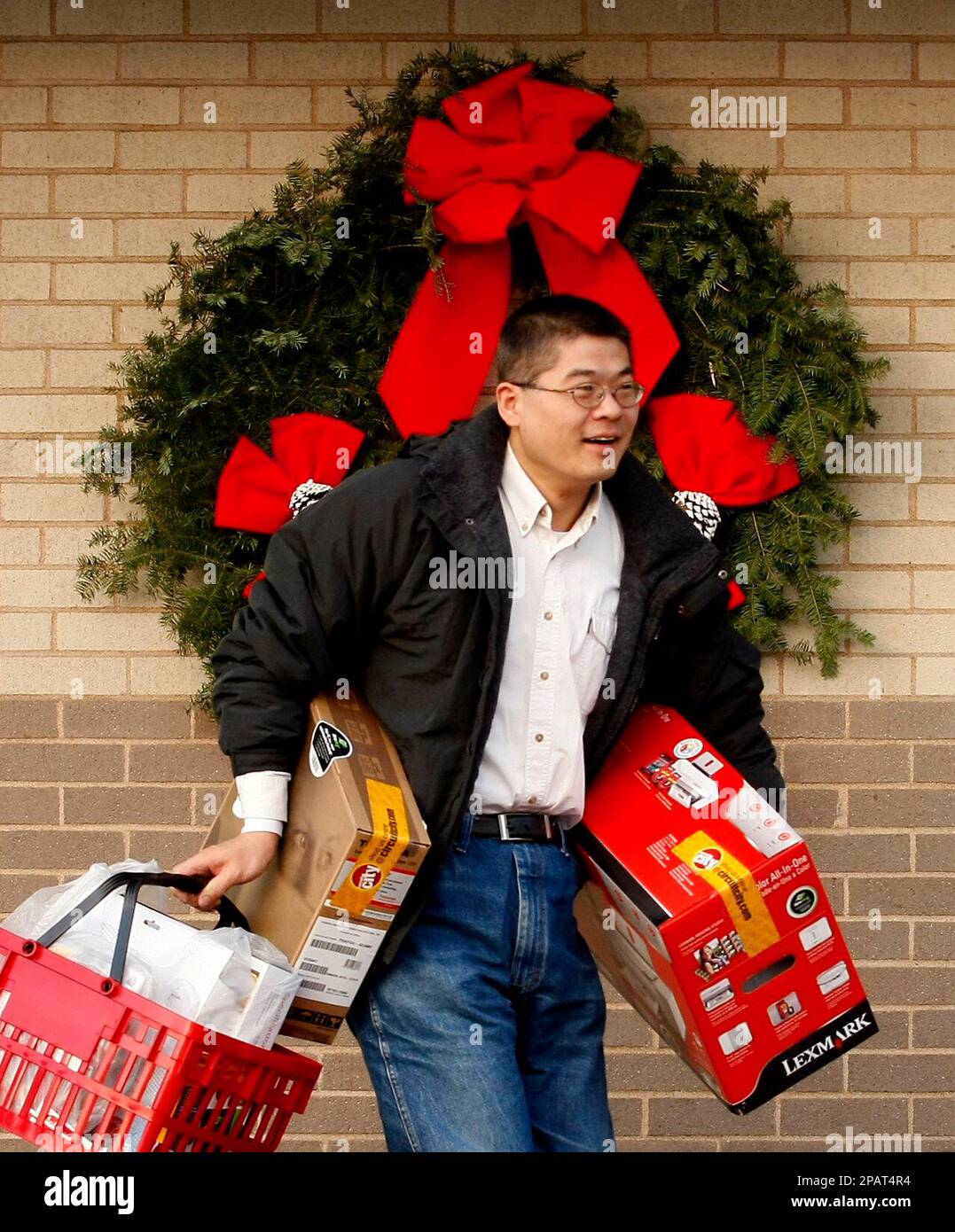 Hushi Ding walks out of Circuit City with his arms full Friday morning ...