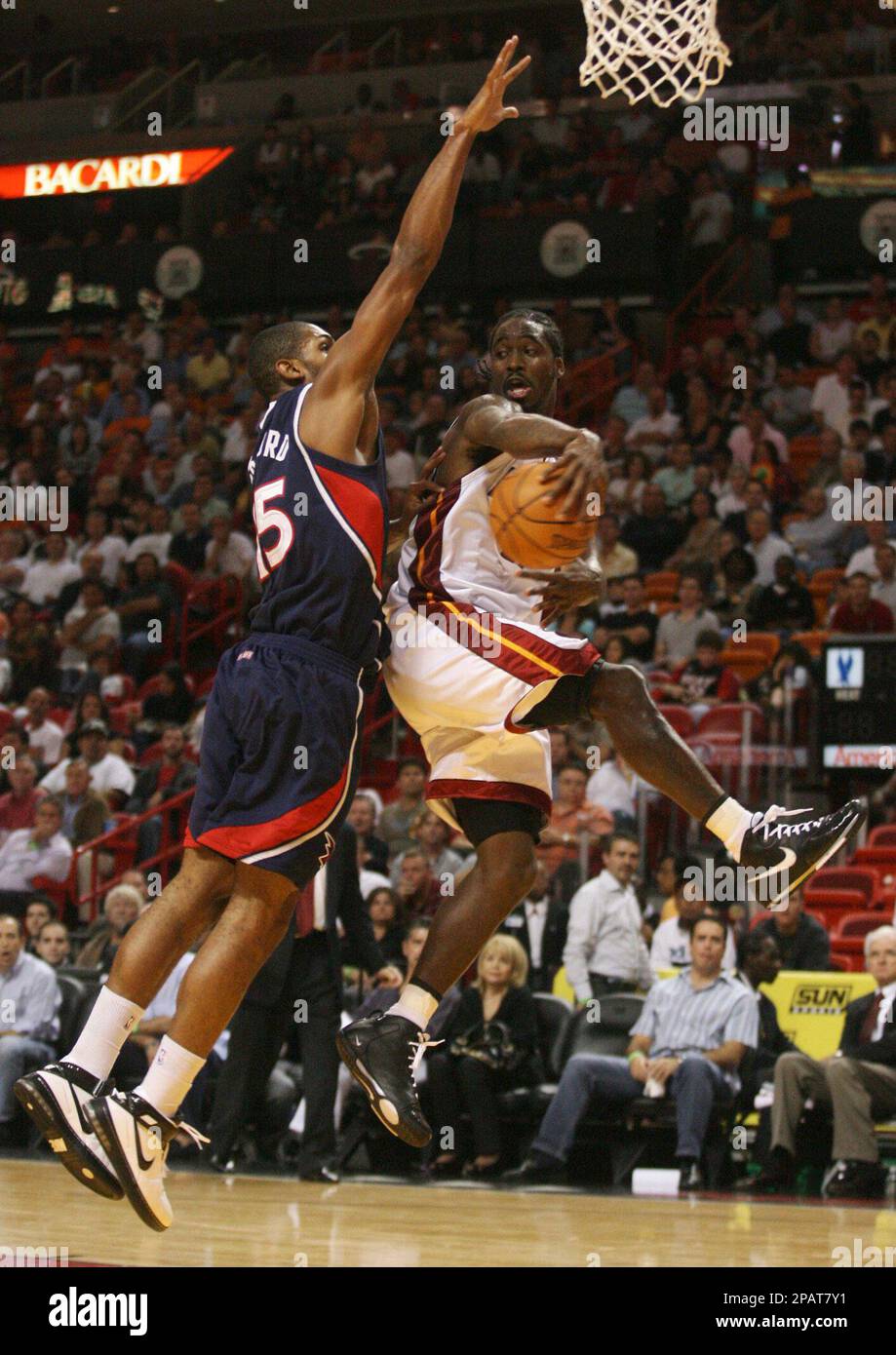 Miami Heat guard Ricky Davis, right, passes the ball past Atlanta Hawks ...