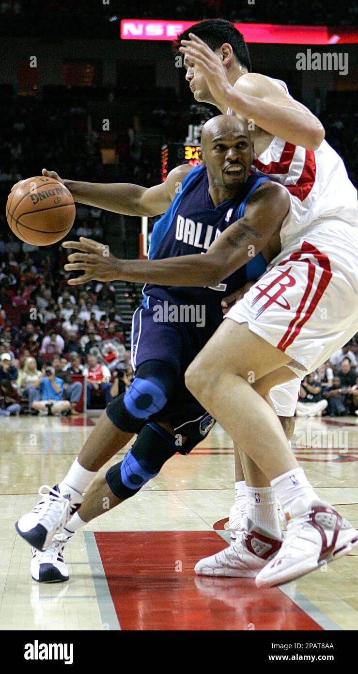 Dallas Mavericks' Jerry Stackhouse, left, shoulders his way past ...