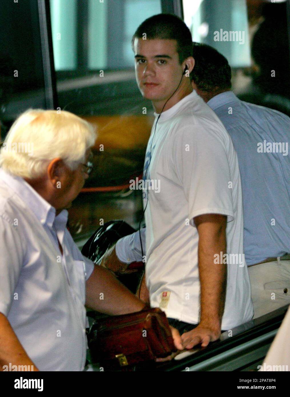 ** FILE ** Eighteen-year-old Joran van der Sloot, center, a resident of ...