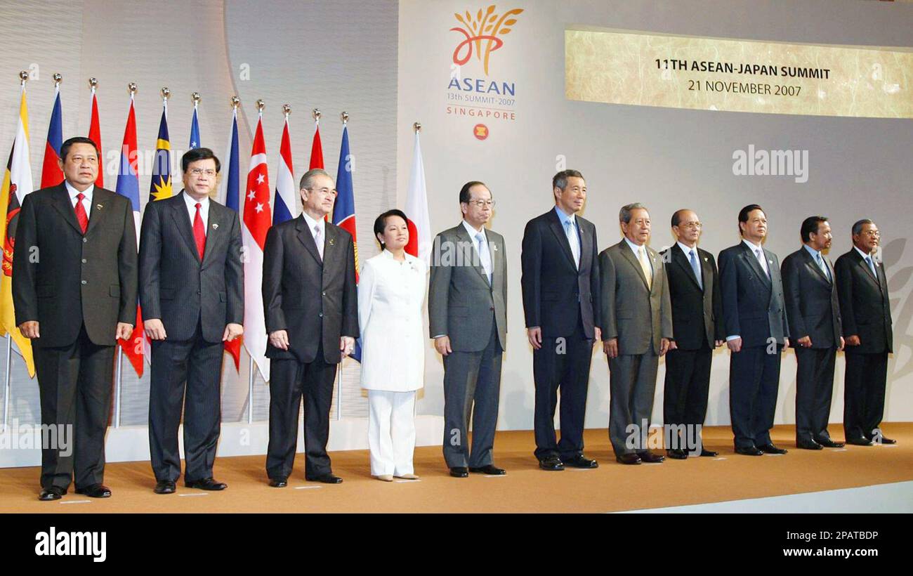 ** CORRECTS THE EVENT ** Southeast Asian leaders pose during the ASEAN ...