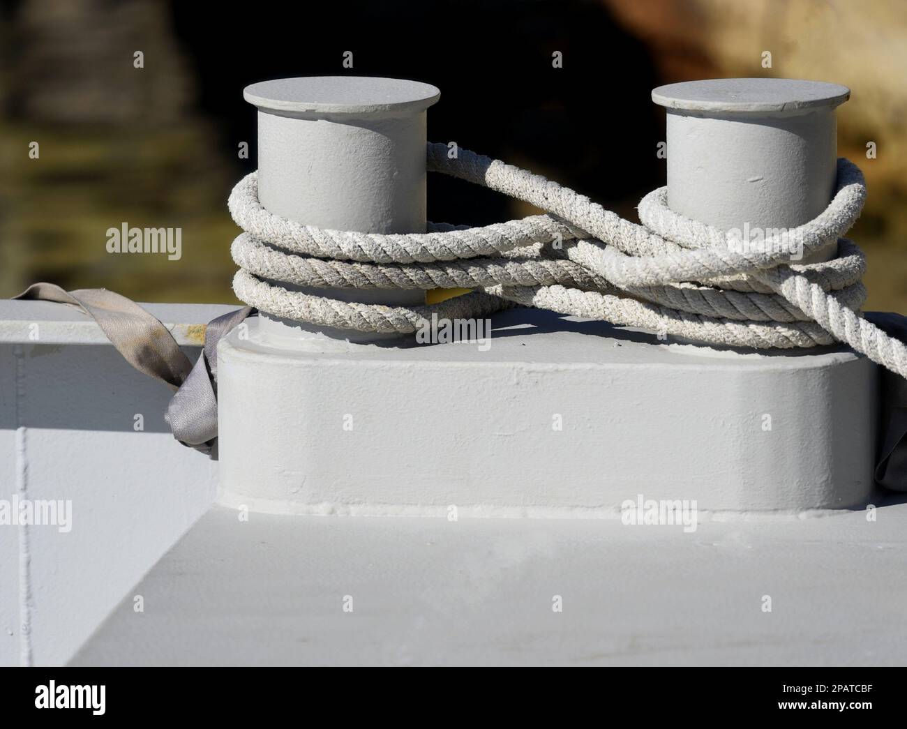 Standard mooring dock cleat bollards with a heavy duty rope Stock Photo ...