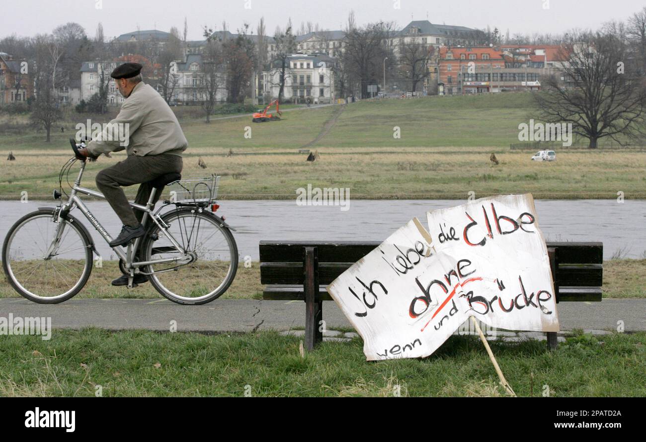 Ein Radler faehrt am Dienstag, 20. November 2007, in Dresden am ...