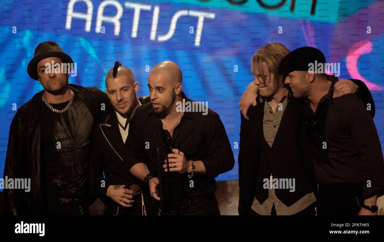 Chris Daughtry and his band accepts the favorite breakthrough new ...