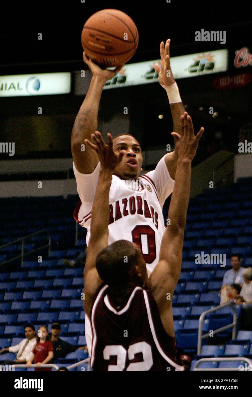 Arkansas' Gary Ervin, rear, shoots over College of Charleston's Tony ...