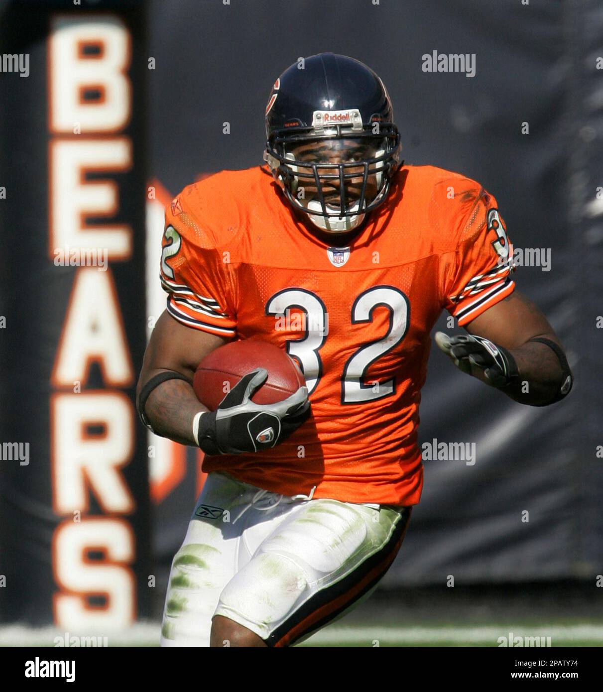 Chicago Bears running back Cedric Benson carries the ball during their ...