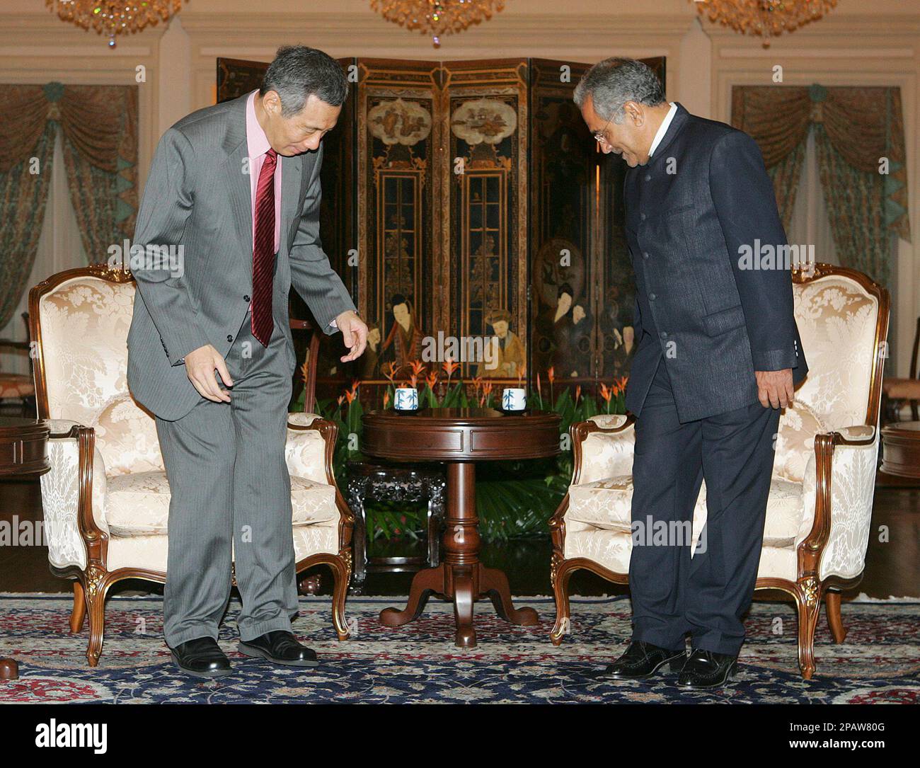 Singapore's Prime Minister Lee Hsien Loong, left, and East Timor's ...