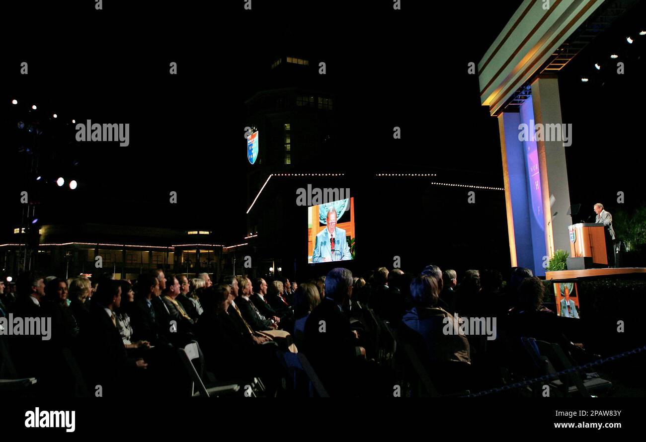 Fuzzy Zoeller introduces inductee Hubert Green during the Hall of Fame ...