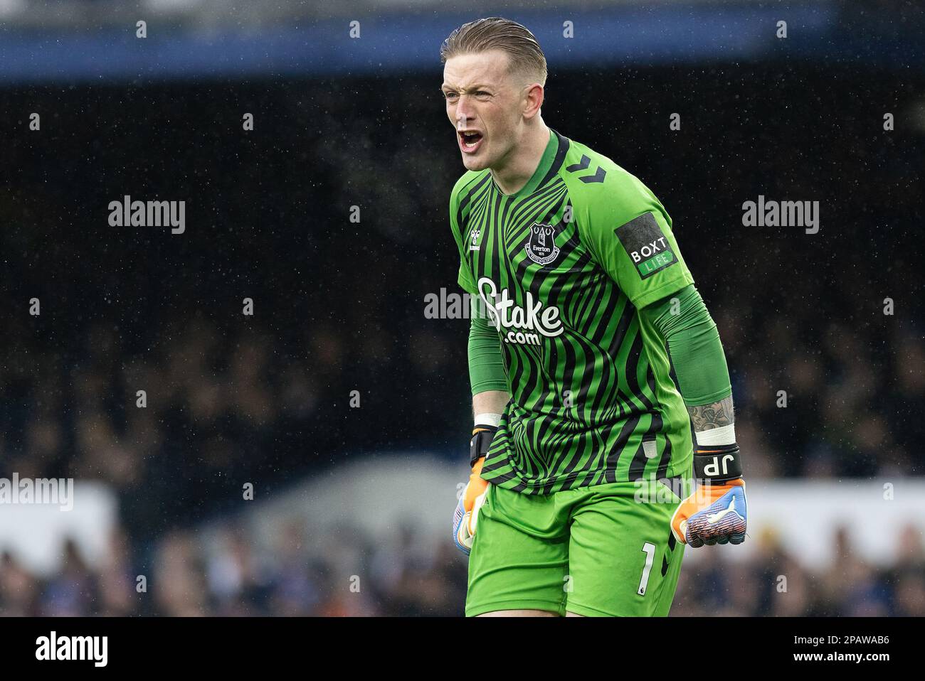 Jordan Pickford #1 of Everton gives his team instructions during the ...
