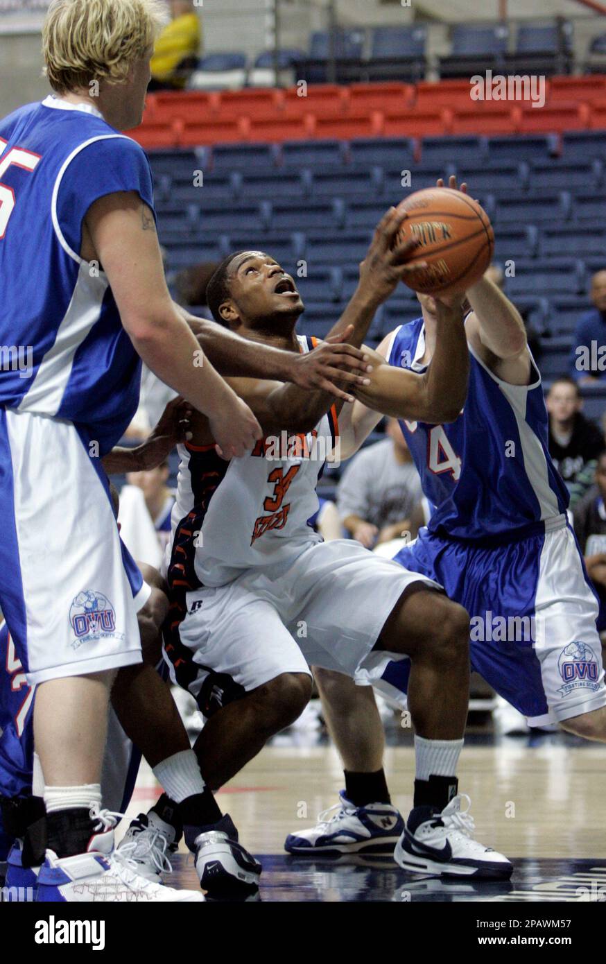 Morgan State's Jamar Smith, center, looks up toward the basket for a ...