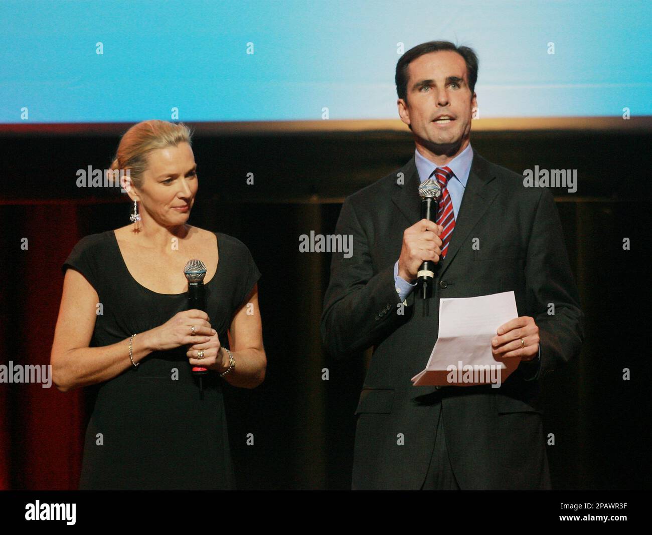 Former news anchor Bob Woodruff and wife Lee Woodruff give opening ...