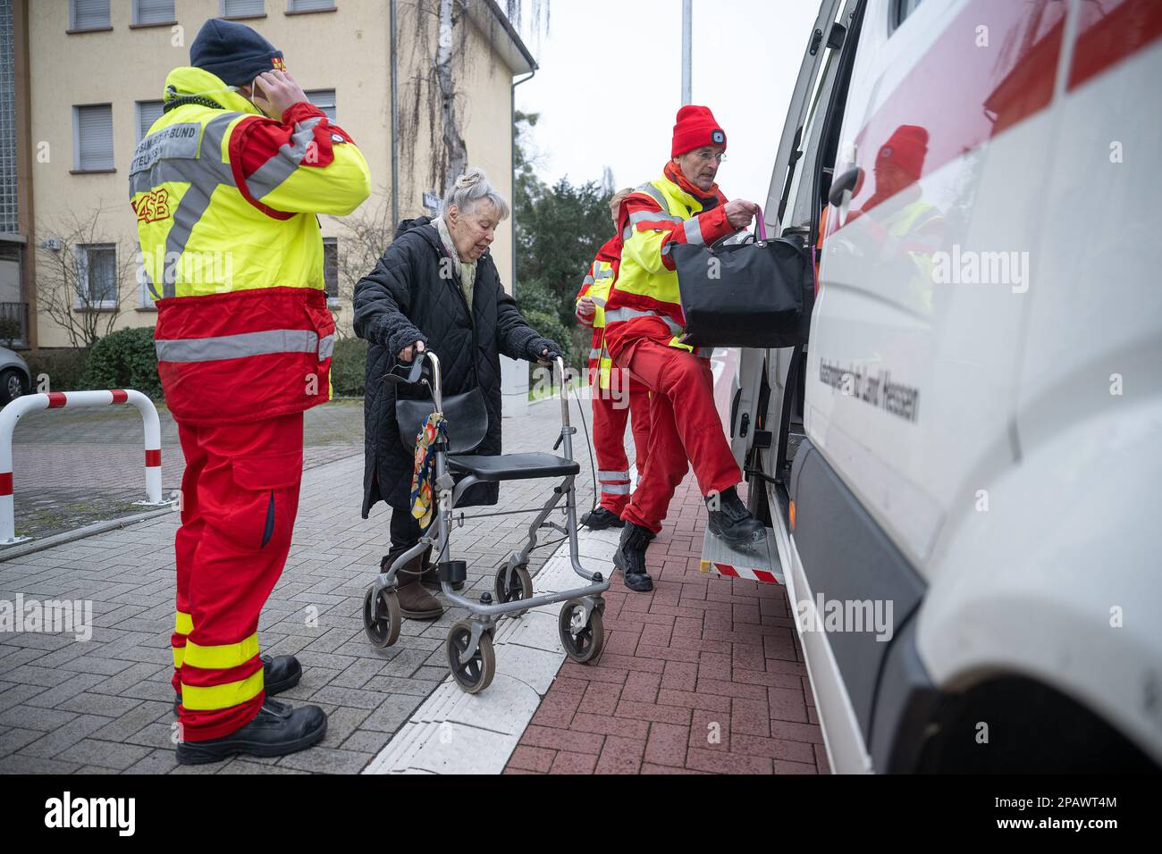 Hanau, Germany. 12th Mar, 2023. ASB employees help to move Margot out ...