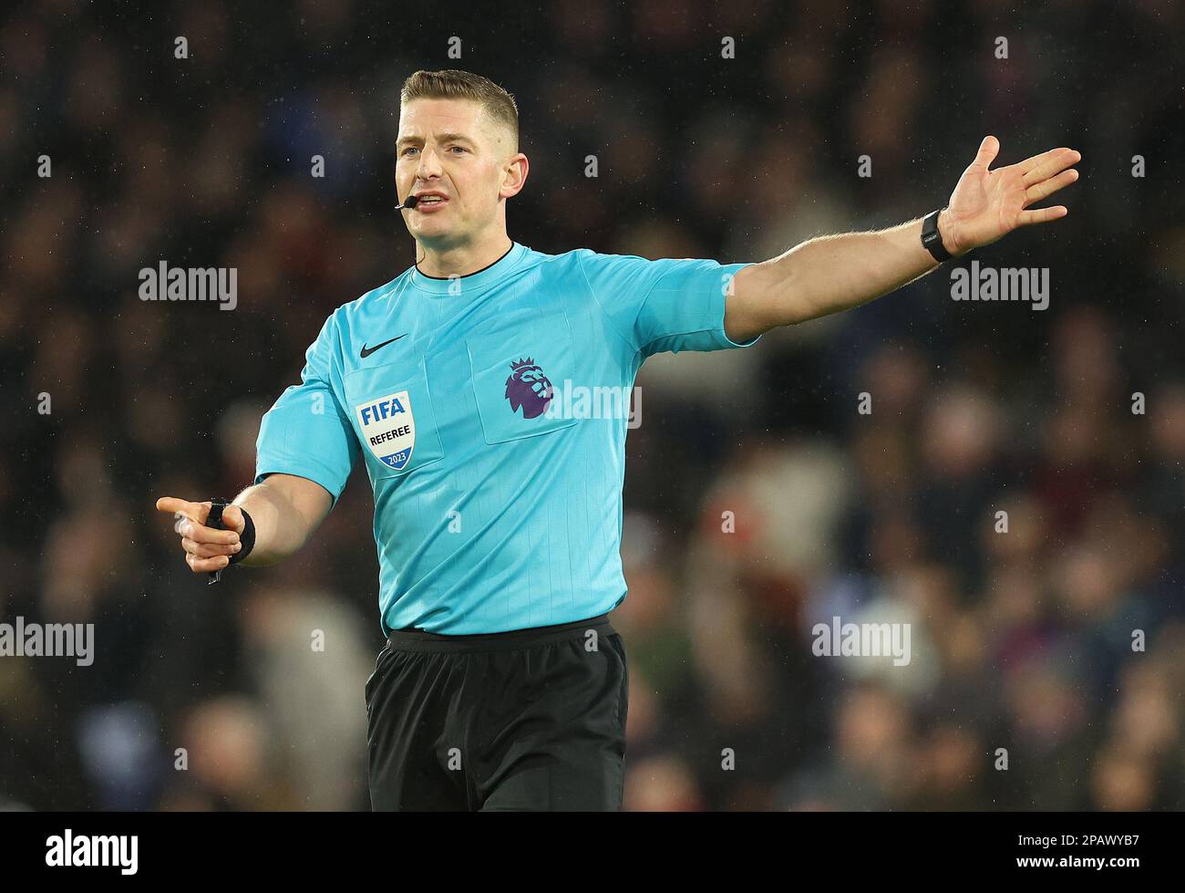 Robert jones referee hi-res stock photography and images - Alamy