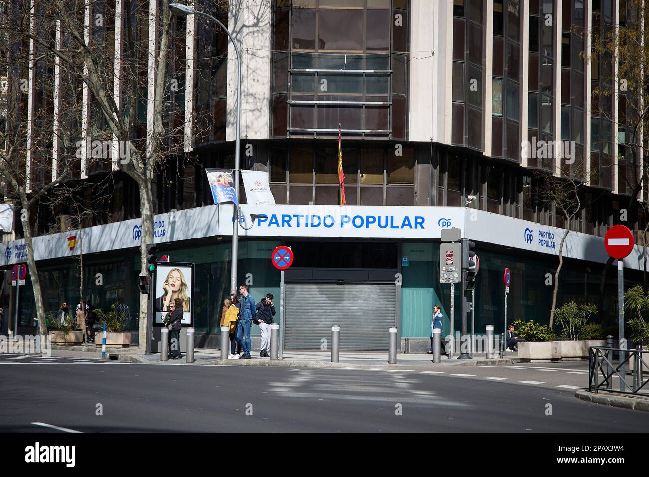 New logo installed at the headquarters of the Partido Popular, in ...