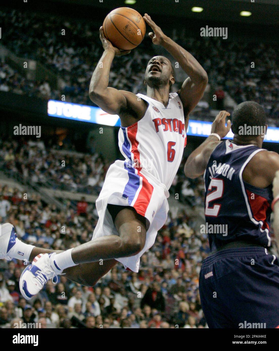 Detroit Pistons guard Flip Murray (6) goes to the basket past Atlanta ...