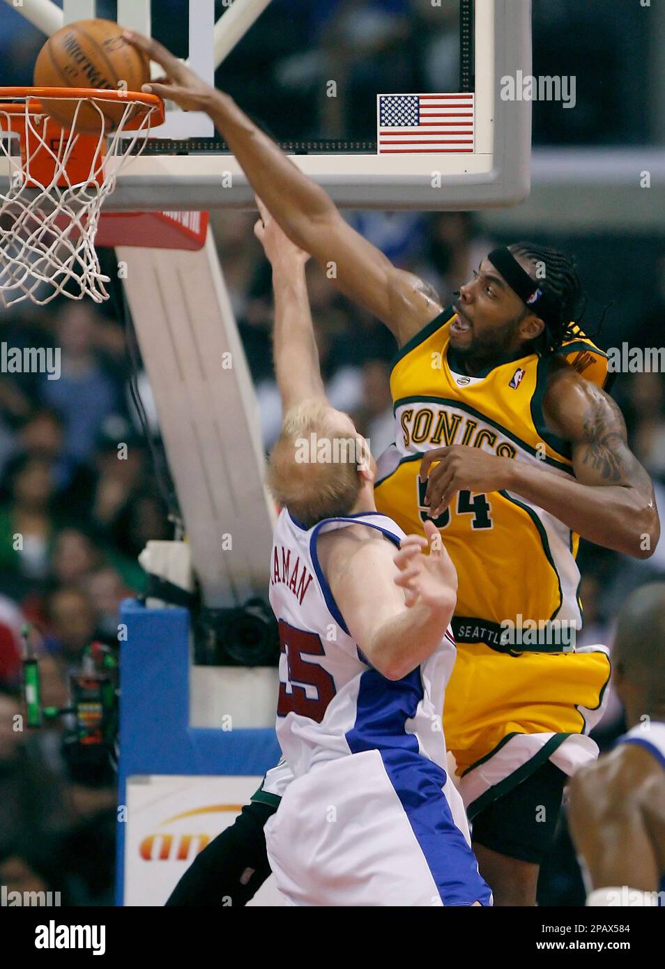 Seattle SuperSonics' Chris Wilcox, top, dunks over Los Angeles Clippers ...