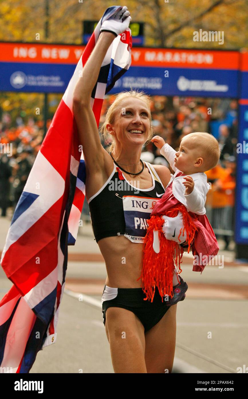 Great Britain's Paula Radcliffe ceclebrates with her daughter Isla ...