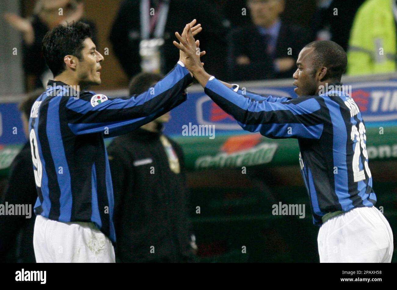 Inter Milan forward David Suazo of Honduras, right, celebrates with his ...