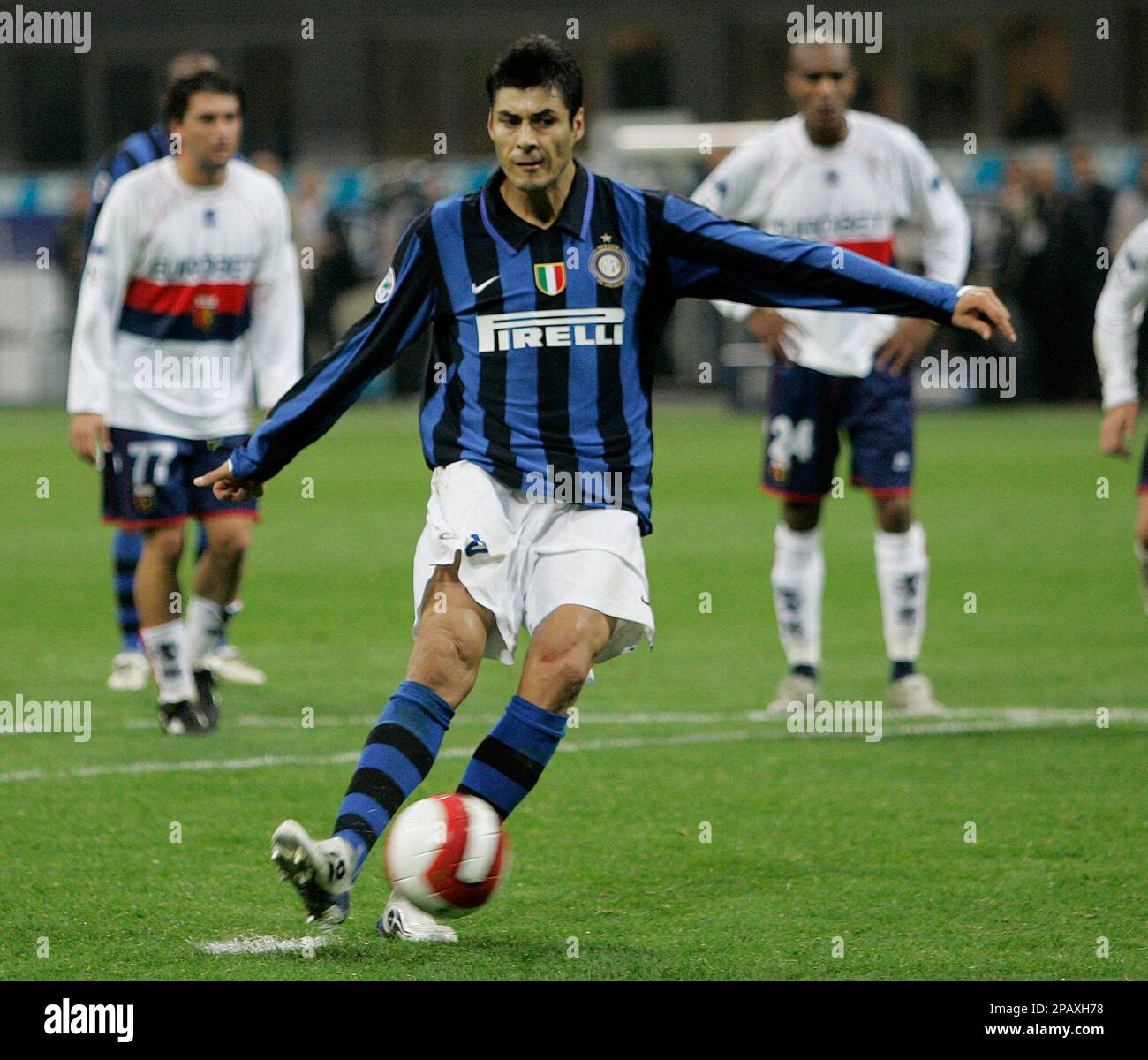 Inter Milan forward Julio Ricardo Cruz, of Argentina, scores against ...