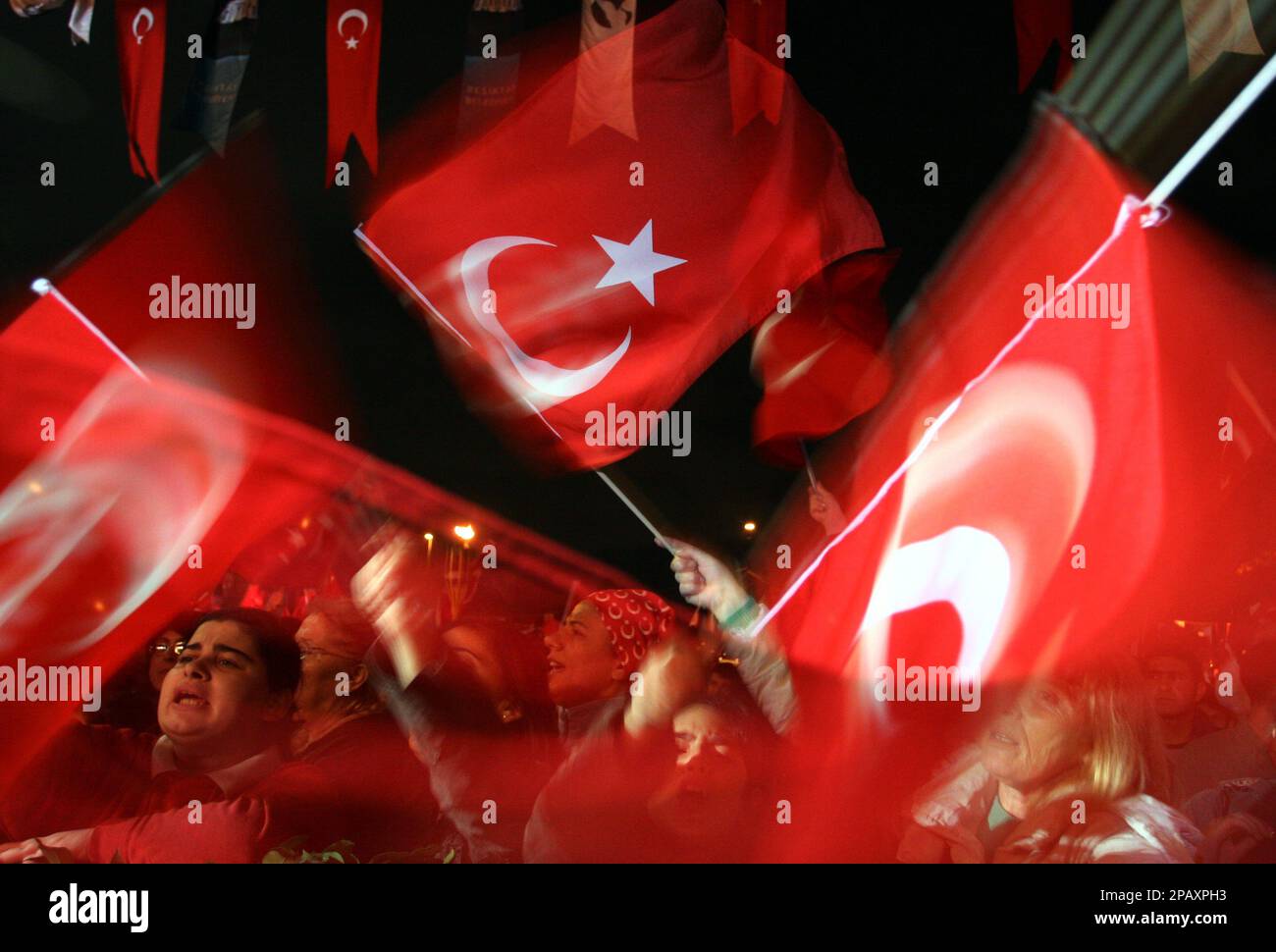 Turks wave national flags during Republic Day celebrations in Istanbul ...