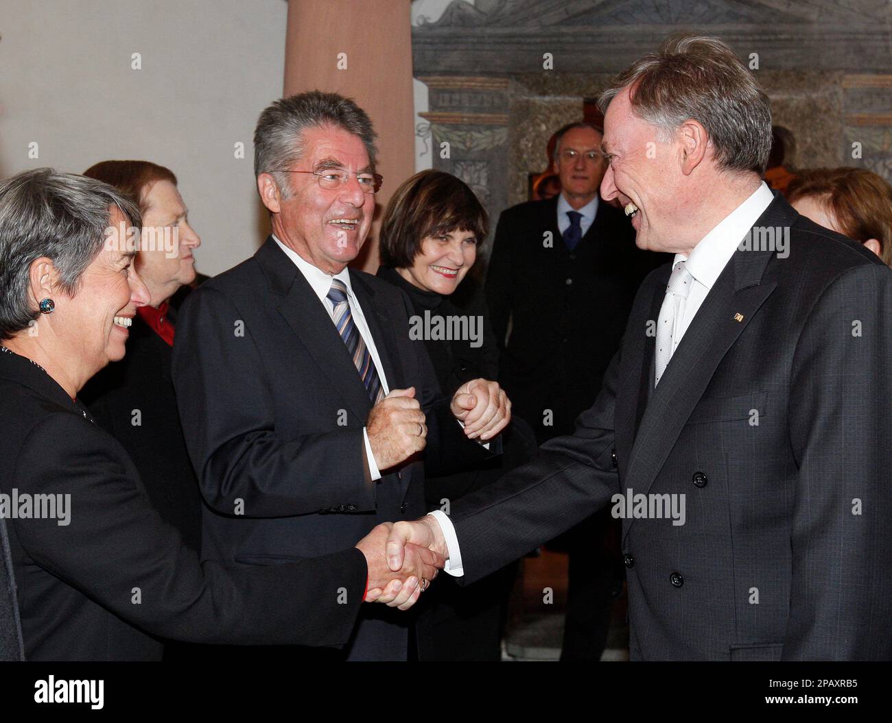 Der Deutsche Bundespraesident Horst Koehler, rechts, begruesst Margit ...