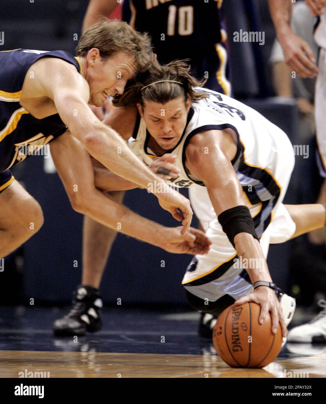 Indiana Pacers Mike Dunleavy, left, battles for a loose ball with ...